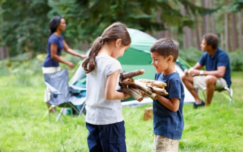 Maîtrisez l'Art du Feu de Camp - Astuces et Sécurité